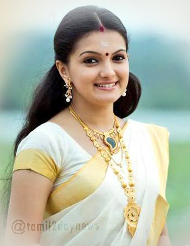 Saranya Mohan In Kerala Saree