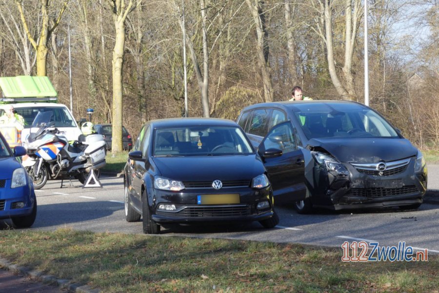 Twee personenauto's met elkaar in botsing op kruising in #Zwolle. 112Zwolle. - Oozo.nl