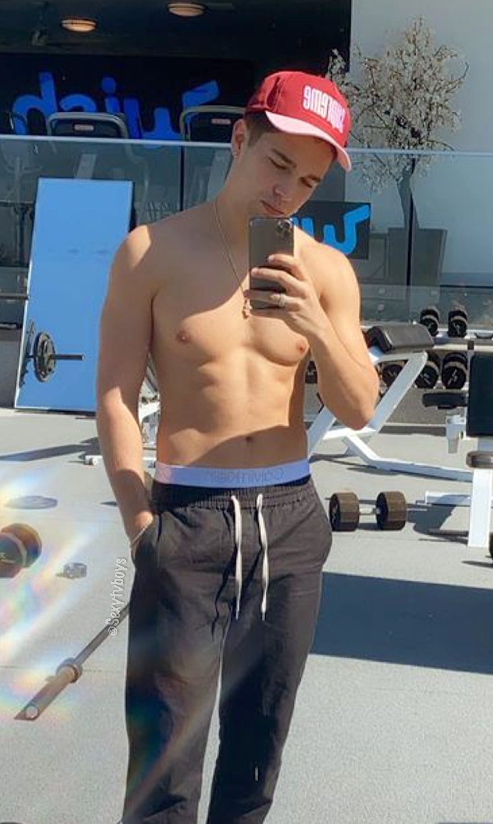 Austin Mahone Sagging His Pants