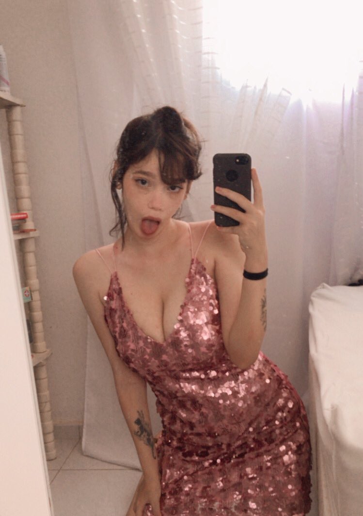 celi on Twitter: "peituda metida…