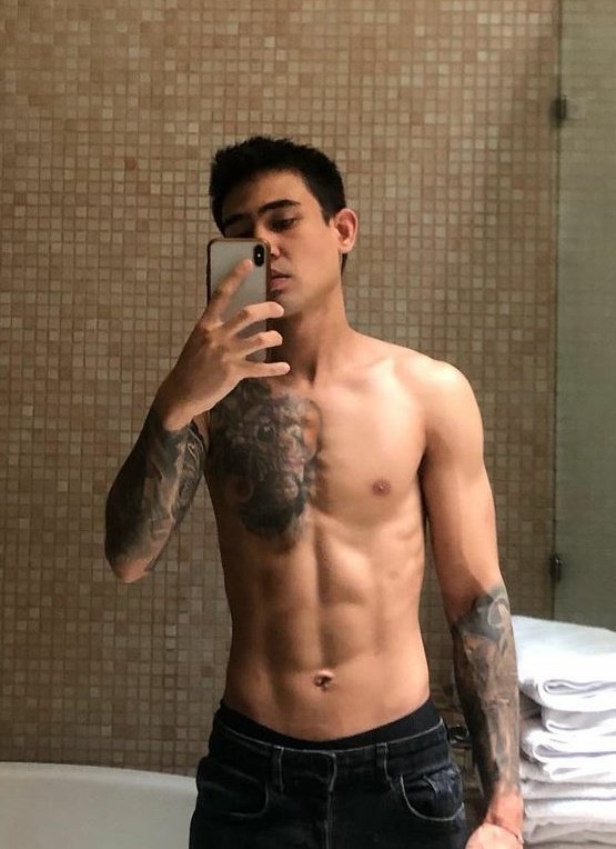MRVVIP on Twitter: "Axel Matthew shirtless mirror selfies. #selebwatch…