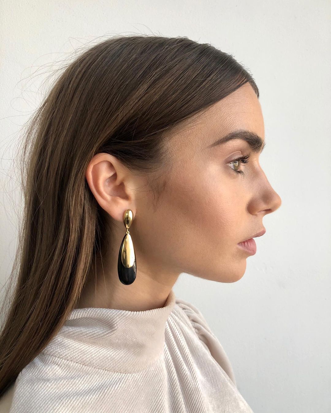 Lily Collins Nesepiercing Lily Collins At The Premiere Of "Emily In