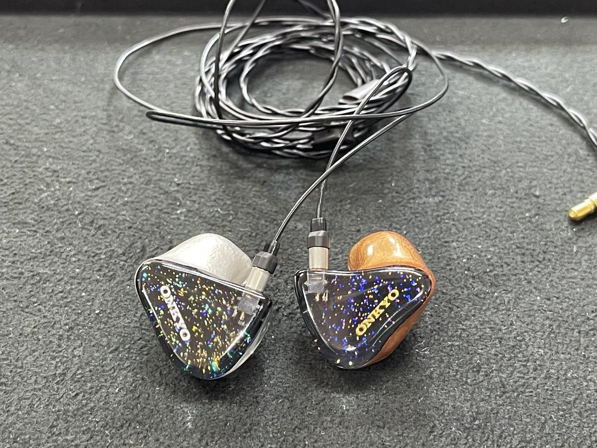音アニ on Twitter: "ギタリストの小金坂 栄造さんのカスタムIEMが完成し、本日ONKYO BASEにご来店頂き、お受取りいただきました♩素敵に仕上がりました！輝いてます（3枚目 ...