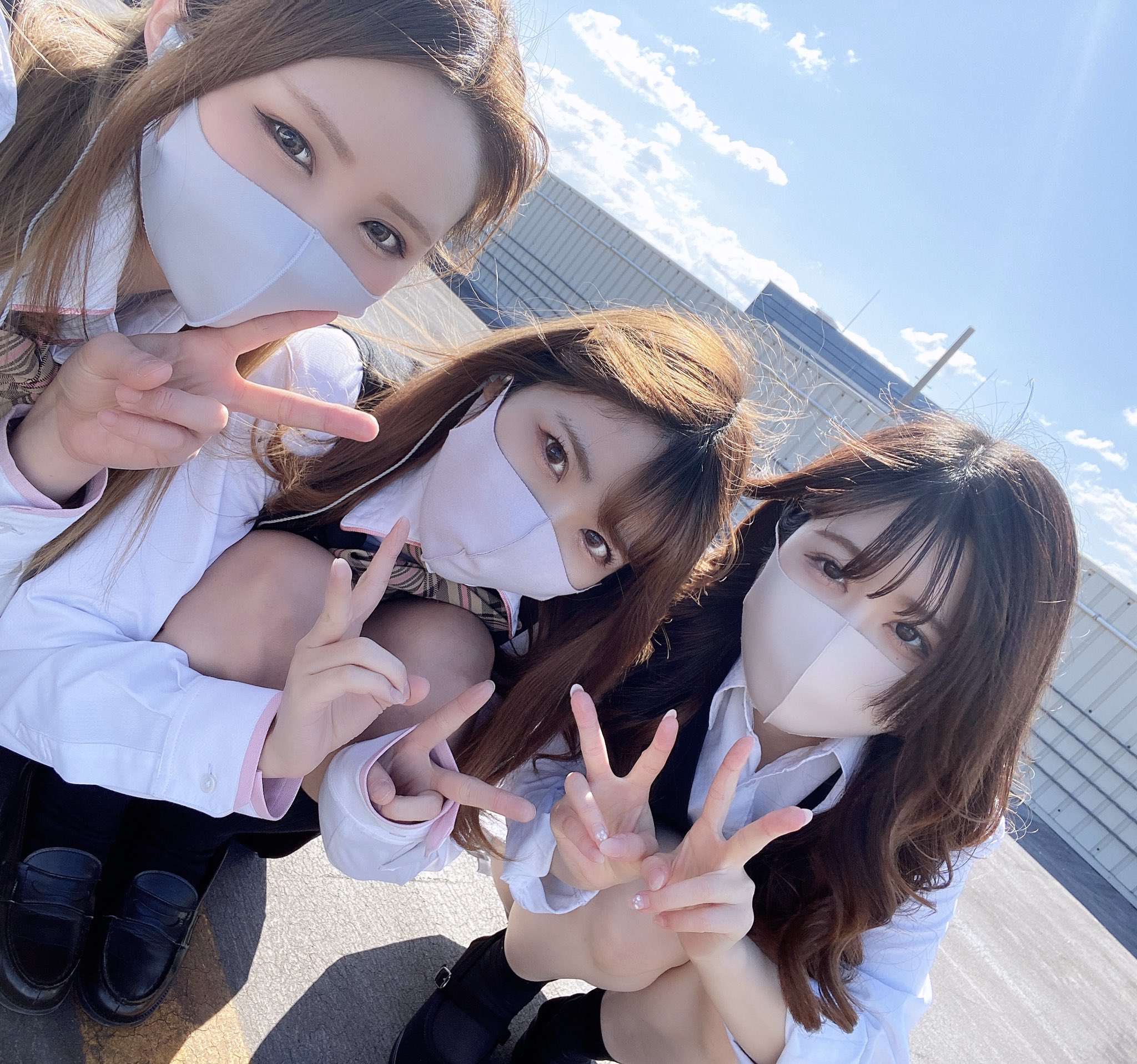 ありさ副店長@P-ZONE on Twitter: "今日は天気がいいので、 コーヒーレディのしおりん誘って 青空の下でパシャリ📷💓 JKの青春っぽく撮れました😍 …高校生(笑) ……もう ...