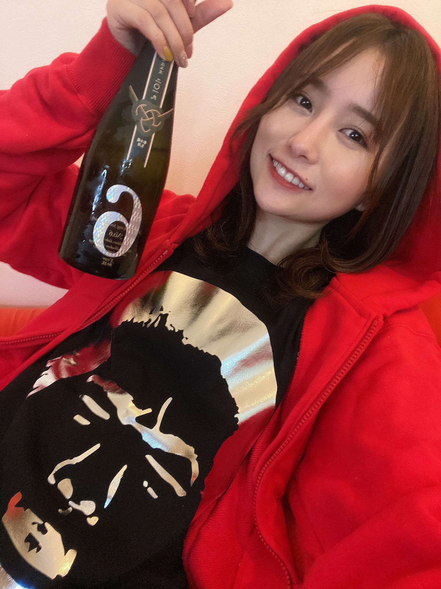 まつきりな🌞Matsuki Rina on Twitter: "久しぶりにひとり晩酌YouTubeを撮っている。家飲みはマジで数ヶ月ぶり。。Tシャツは事務所に届いてた変なやつ ️ ️ ️…