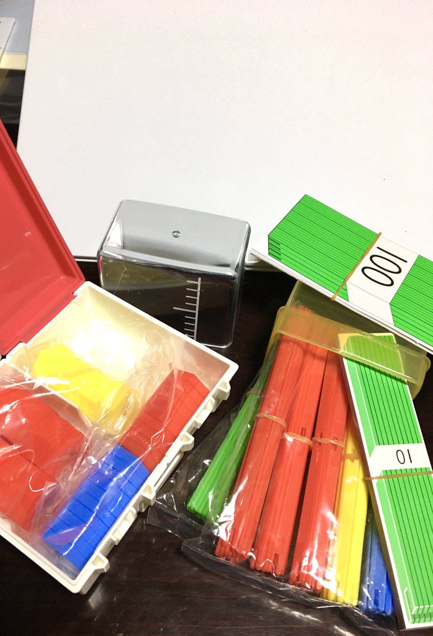 Manabu INOUE on Twitter: "ちょっと待ってくれ、小学校 ひとつひとつにお名前を貼るため、マス目すべてを手書きで埋める修行があるんですか…