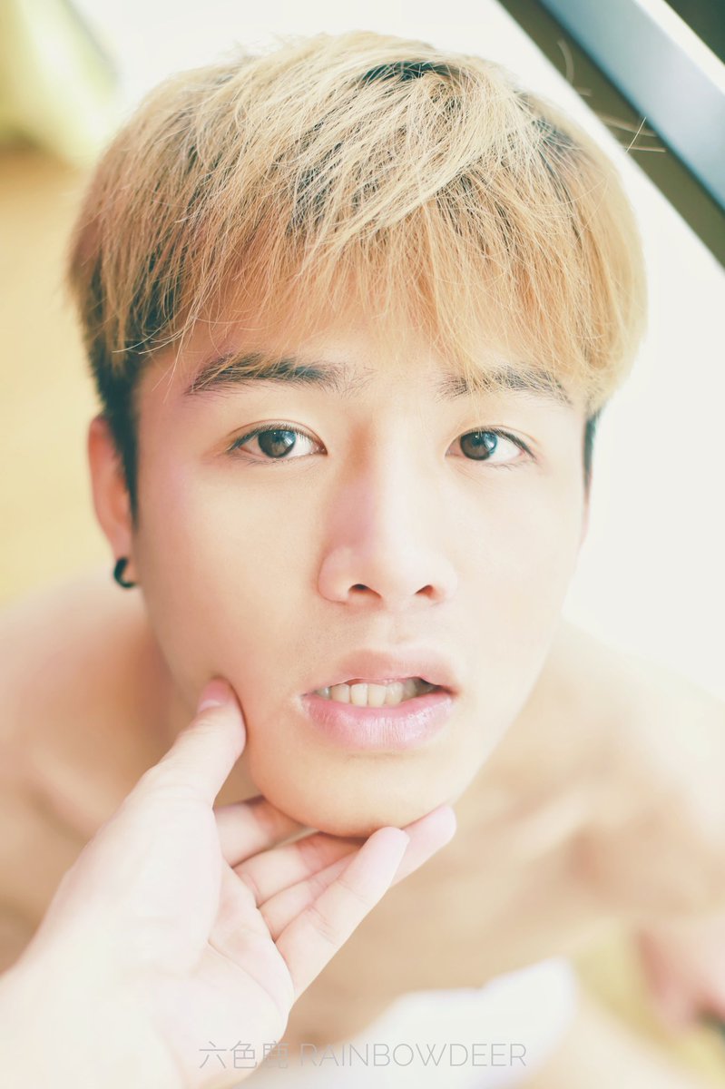 六色鹿RAINBOWDEER on Twitter: "这样的眼神 是在渴求什么…
