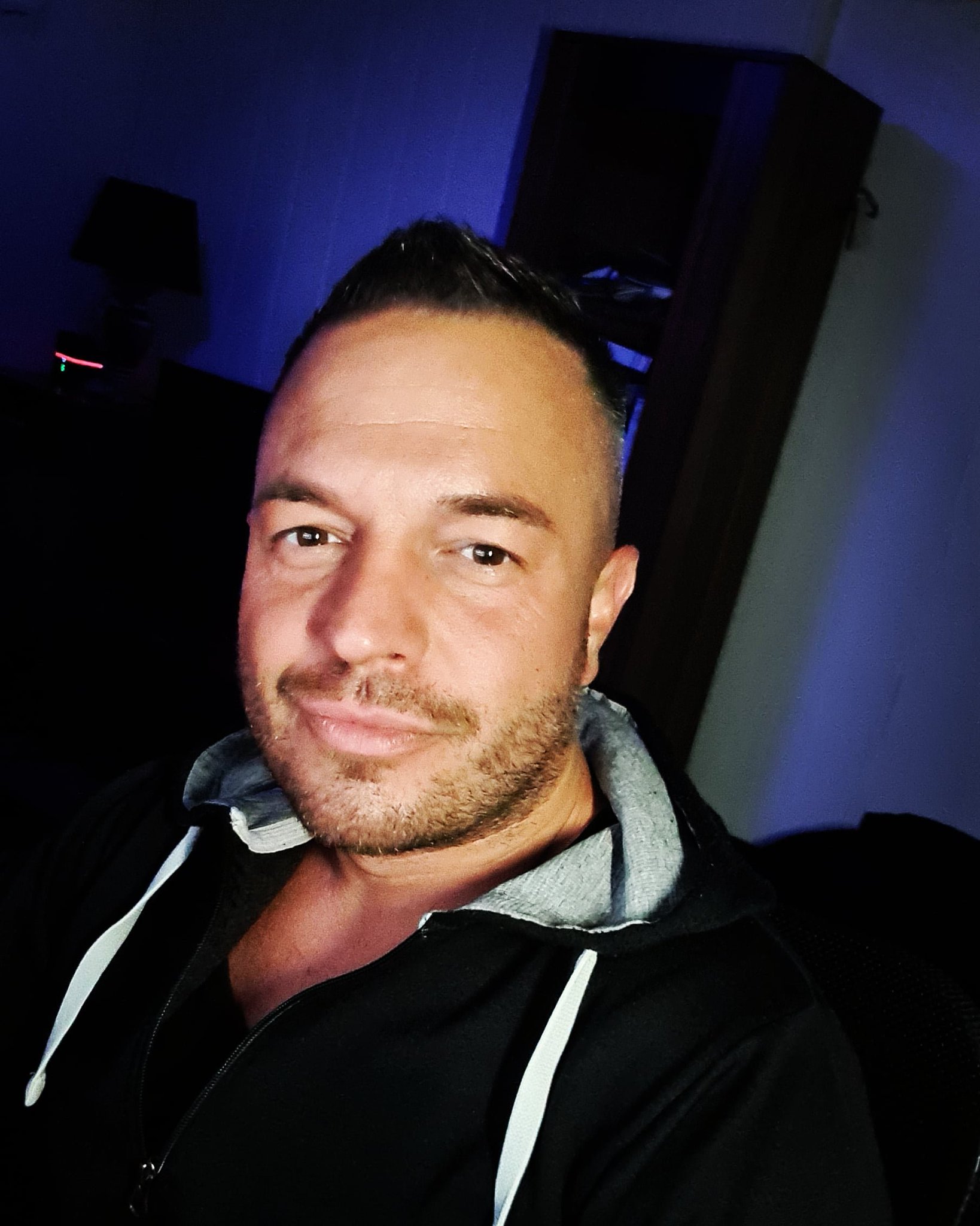 TW Pornstars - Andy-Star. Twitter. Noch bisschen am PC...euch einen ...