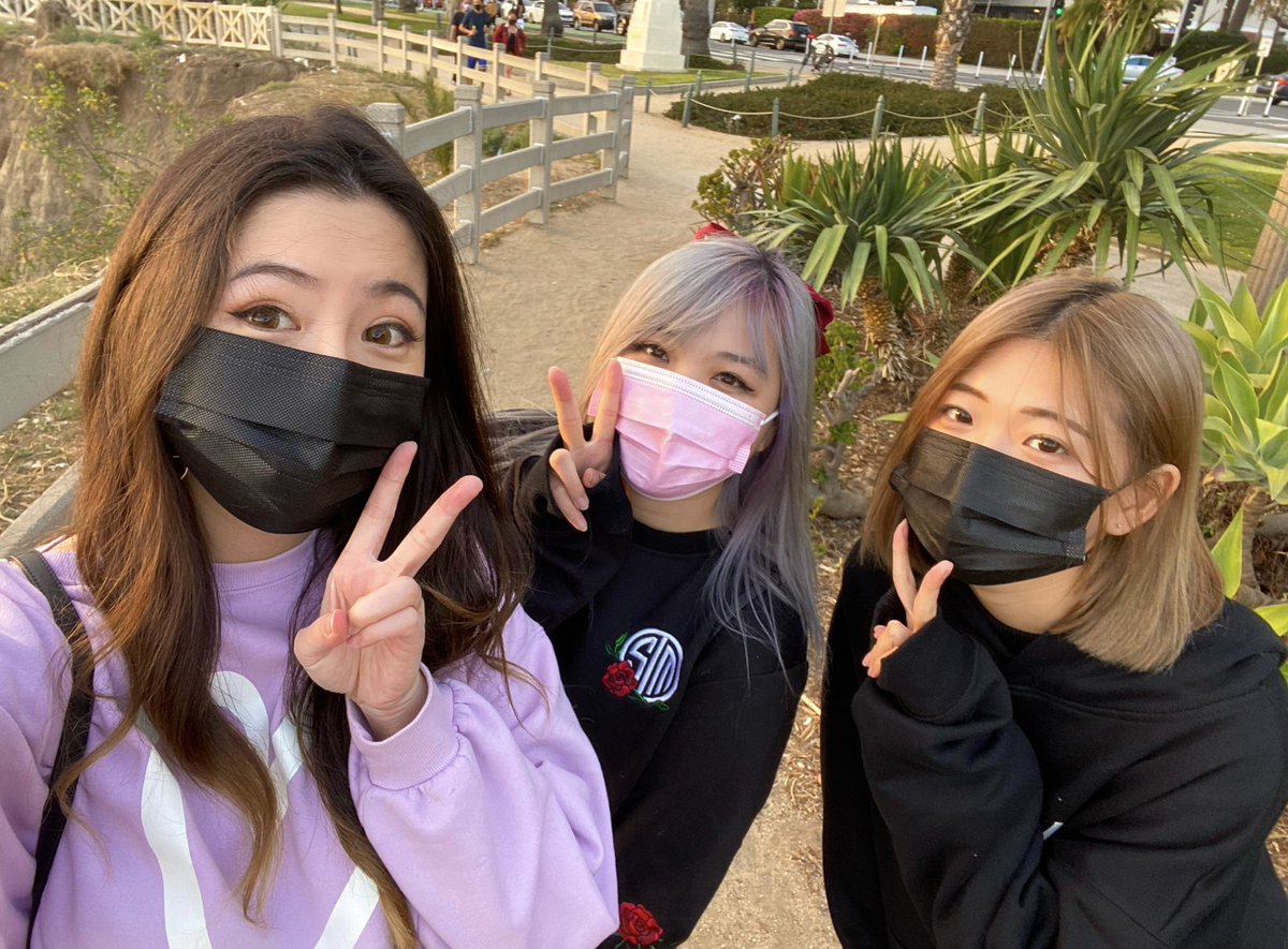lil’ staycation by the beach with these plebs 🥰 ️ leslie @fuslie