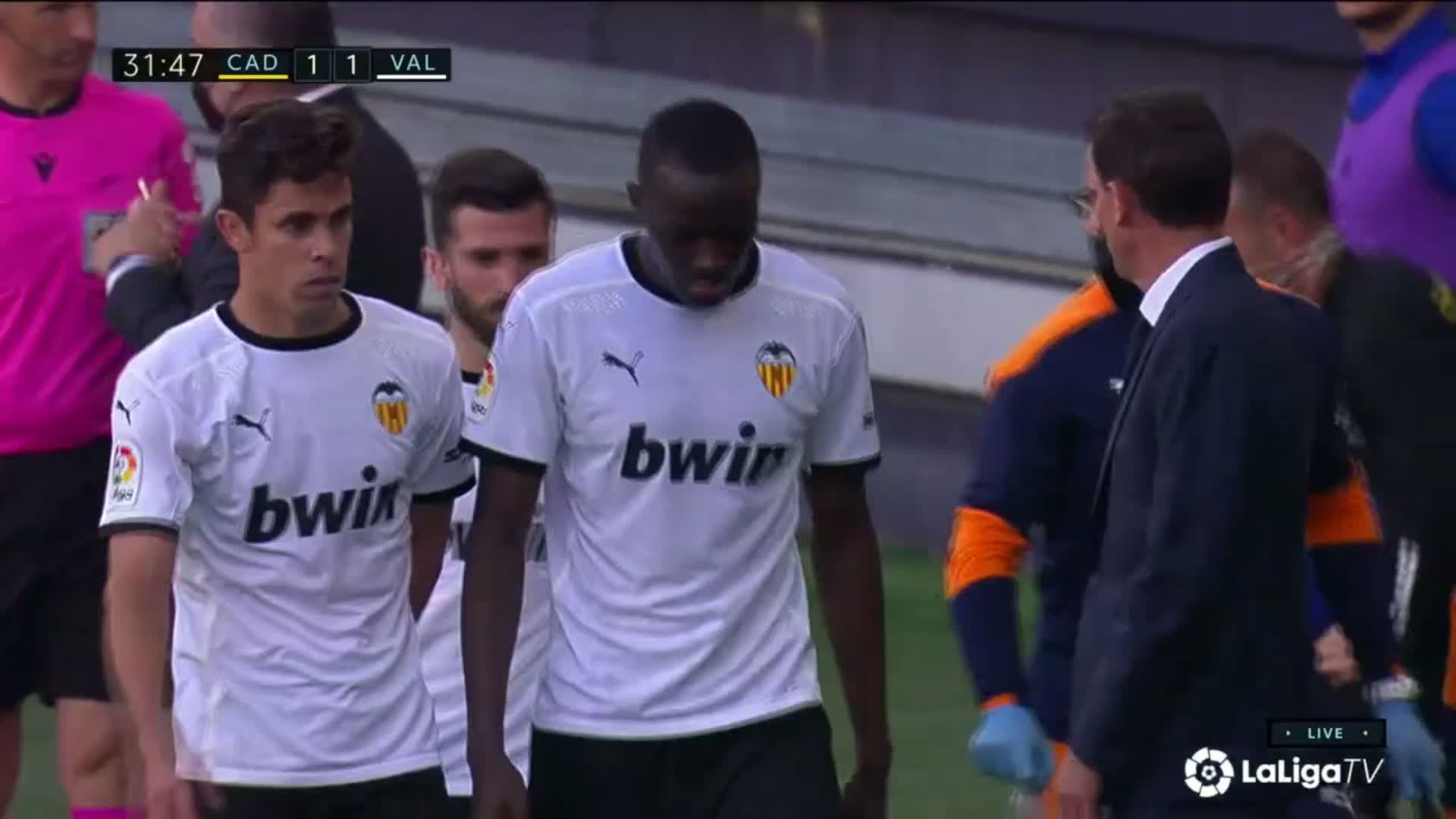 Viaplay Sports UK on Twitter: "The Valencia players have walked off the pitch at the Carranza 🦇 ...