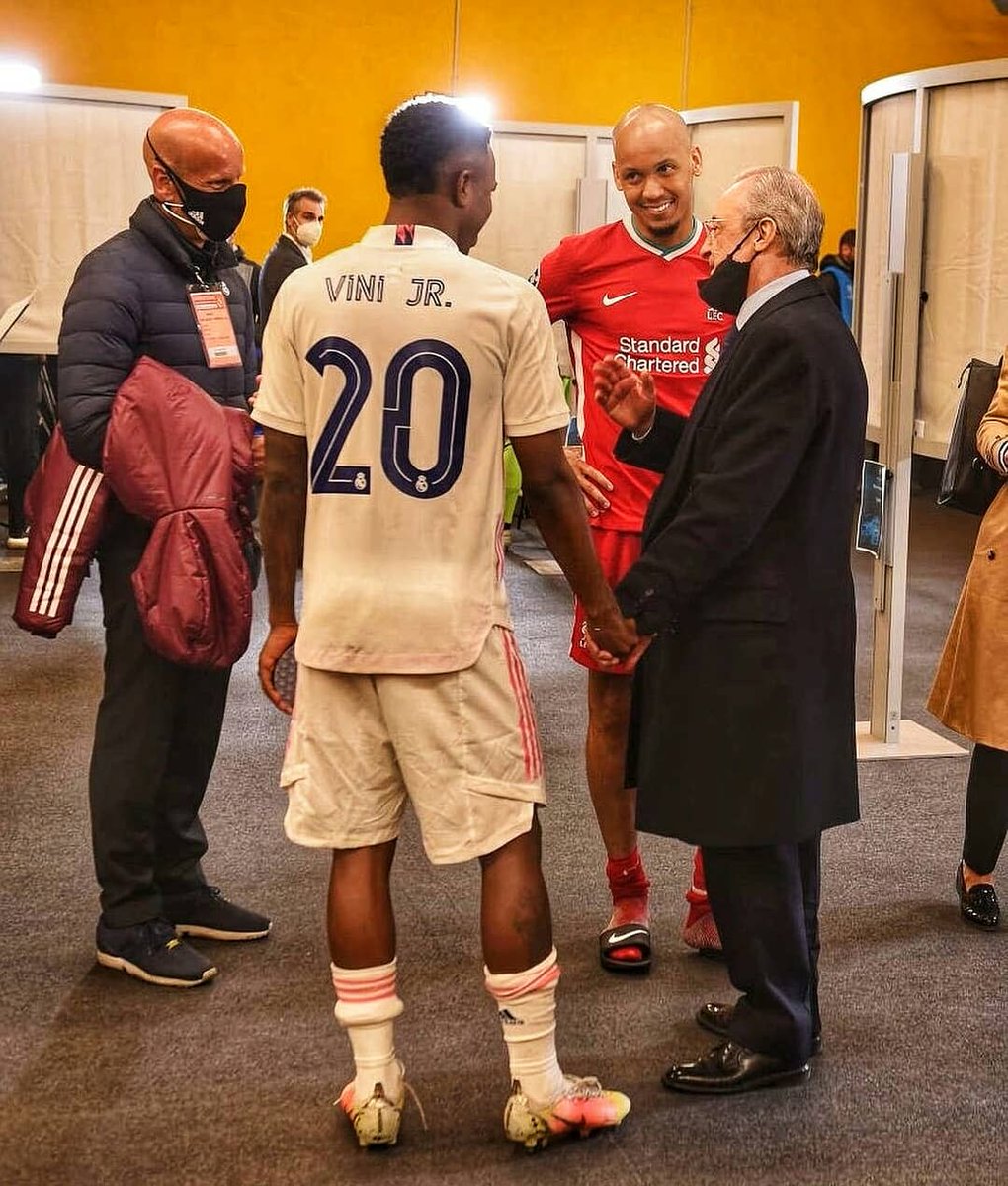 Vini Jr. great dribbling, proceeds to fouled and player sent of. : r/soccer