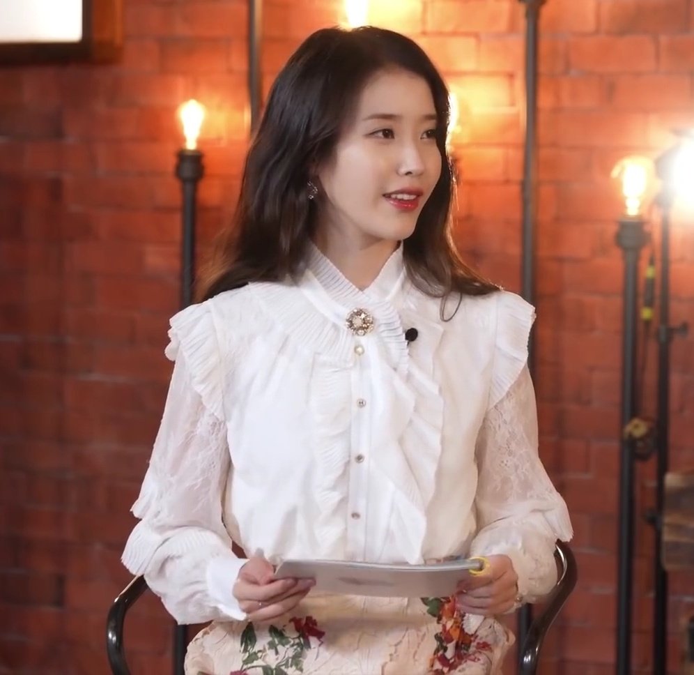 #아이유 210414 [IU's Palette] Wi-Fi linked in Palette (With GONG YOO) Ep.8 👕: JIGOTT pleats lace ...