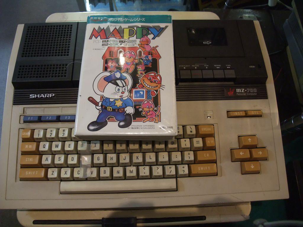 アキハバラ＠BEEP on Twitter: "目の前にFキー破損＆通電OKだがレコーダ部動作未チェックなMZ-700と、いつもの？MZ-700用マッピーがある…さて、読み込んでくれますかどう ...