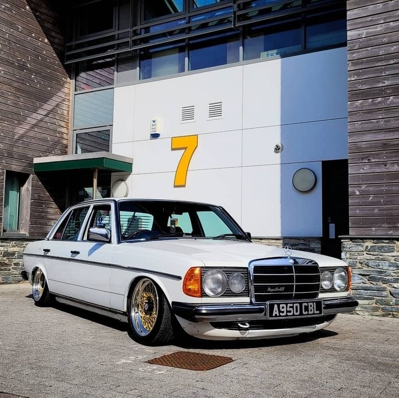W123 Stance