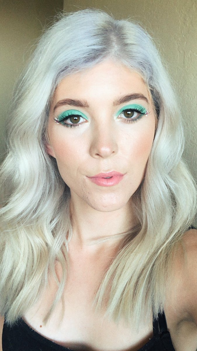 Izzy Belle's Instagram, Twitter & Facebook on IDCrawl