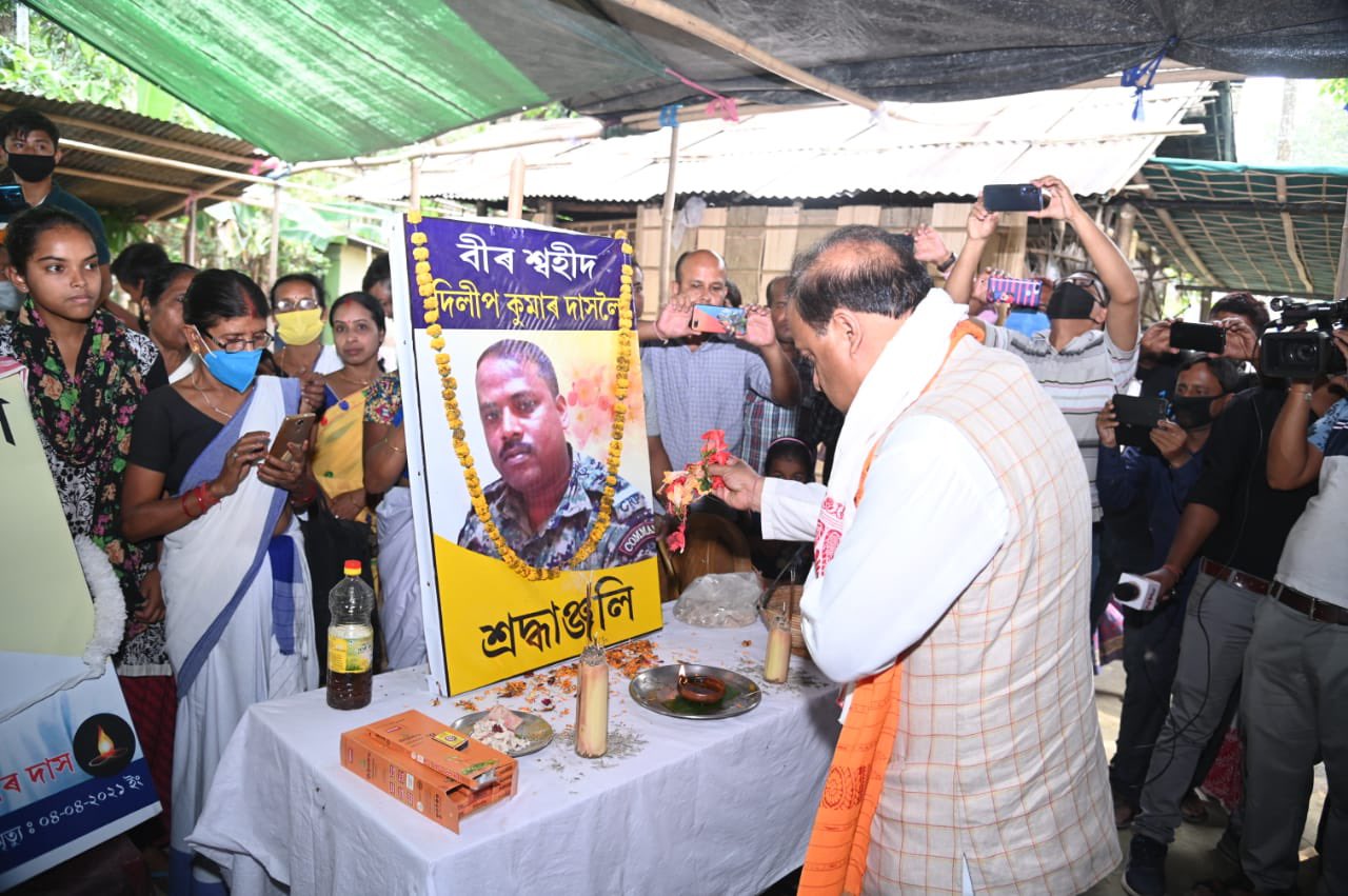 Himanta Biswa Sarma on Twitter: "Met the family members of Martyr Dilip Kumar Das at their ...