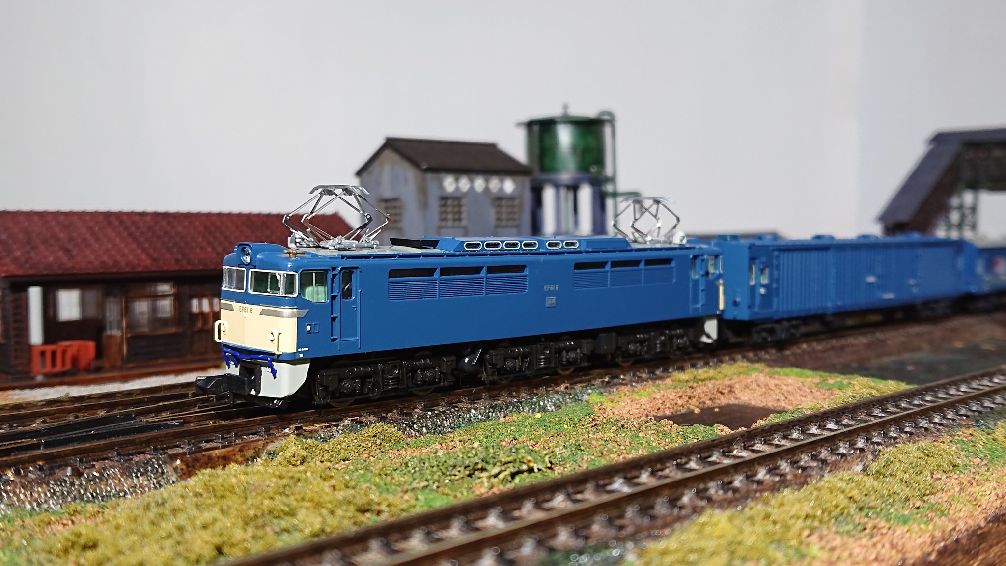 TAKE7700 on Twitter: "EF61×荷物列車 1966年、ある日の東海道本線 EF58の後継機として期待されたものの、高速列車は電車化の方針となり18両で製造中止となりました ...