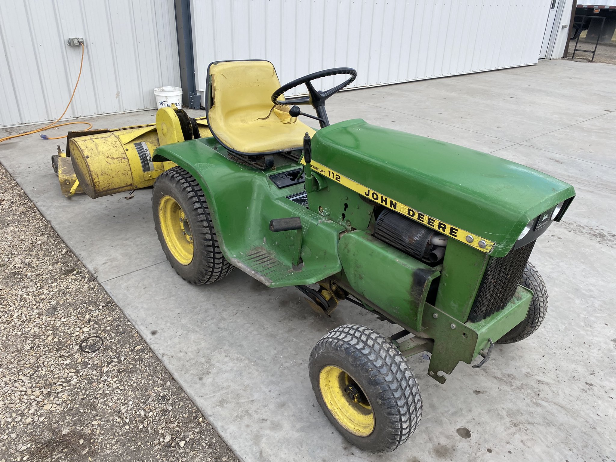 John Deere 112