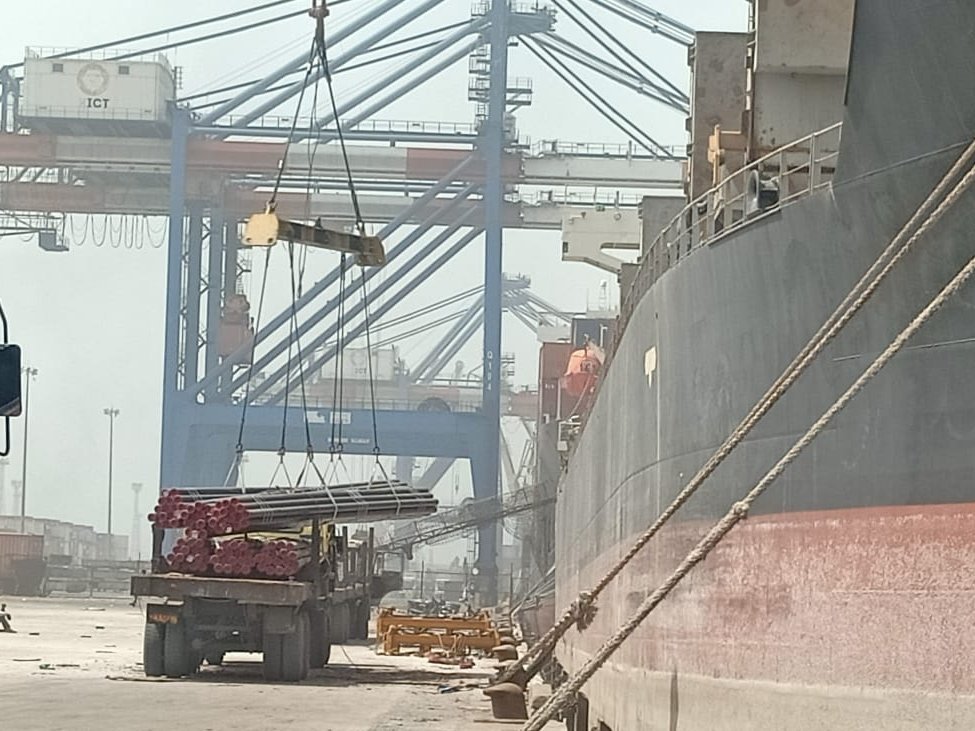 ANI on Twitter: "Ship 'MV Hai Nam 86' reaches Deendayal Port, carrying steel cylinder tubes used ...
