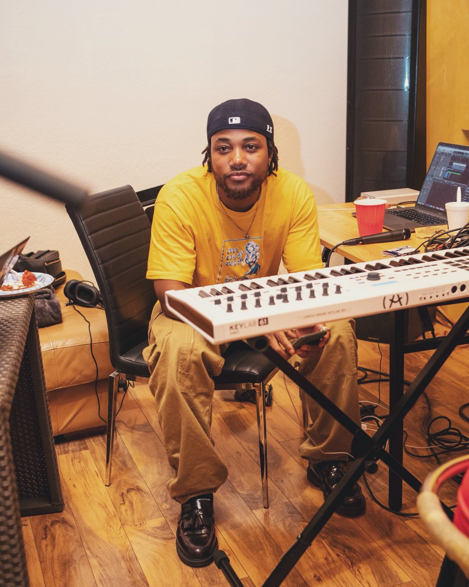 Leon Thomas Iii Shirtless