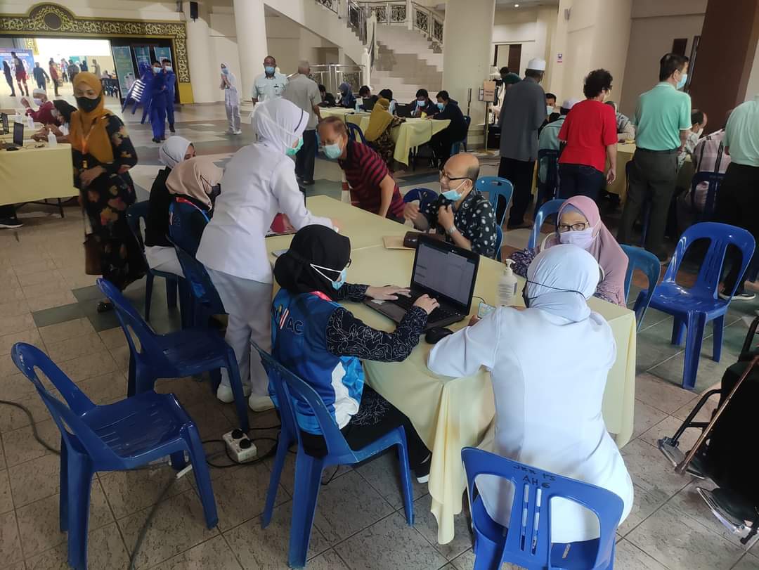 KKMalaysia🇲🇾😷 on Twitter: "Seramai 920 menerima vaksin #COVID19 bagi Fasa 2 yang bermula hari ...