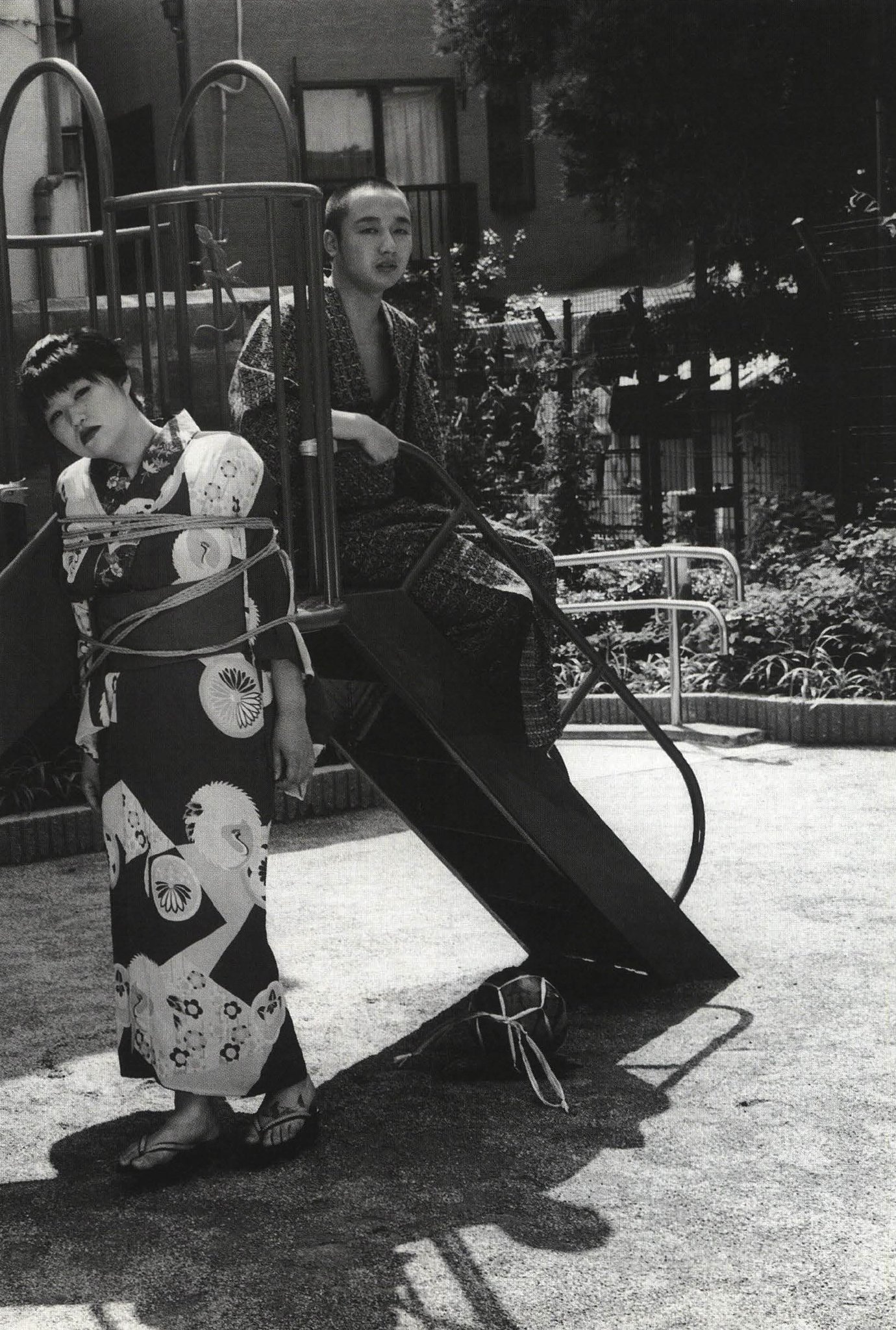 Salon de SM on Twitter: "『東京緊縛 第4回』S&Mスナイパー2006年9月号。写真：荒木経惟、モデル：小田桐花洲 #荒木経惟 https://t.co ...