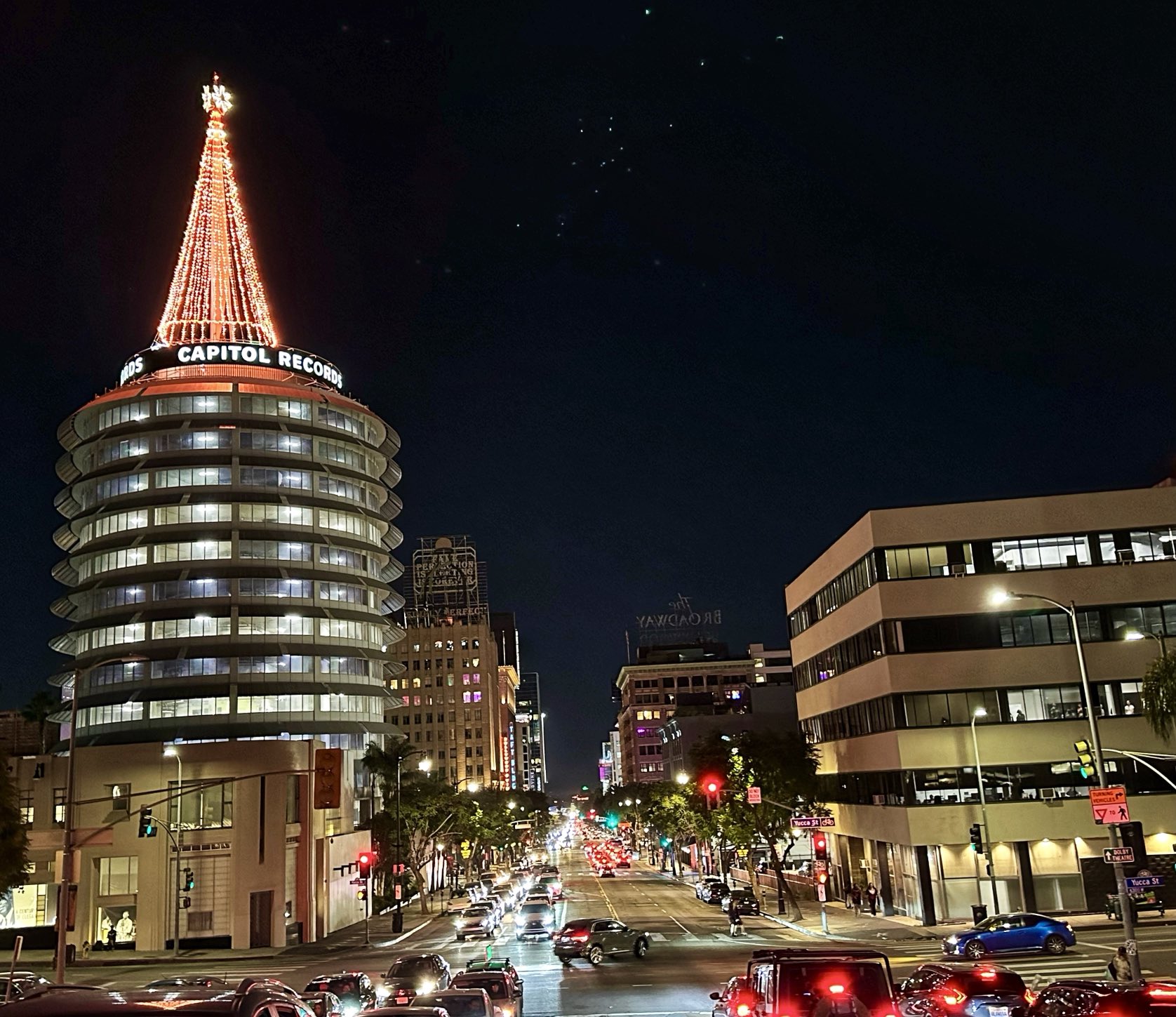 Edificio Capitol Records De Noche Capitol Records Tower Hi Res Stock
