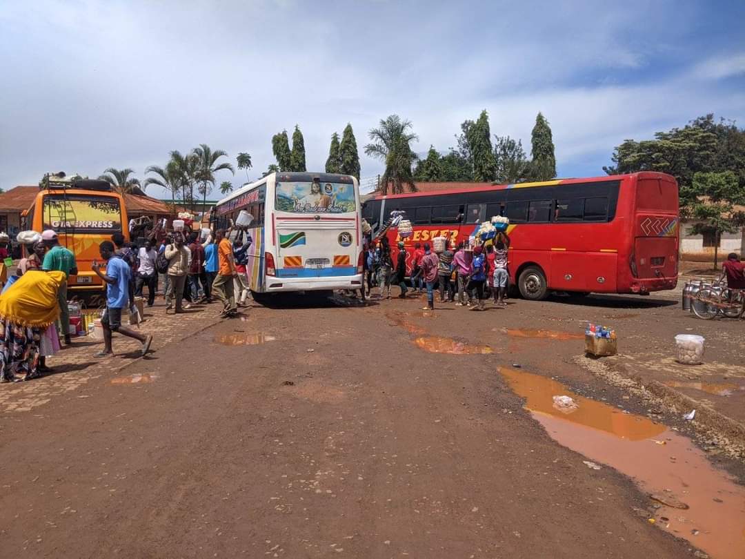 Kidimbwi Bus Terminal, Geita Abiria unakumbushwa kuvaa gumboot ...