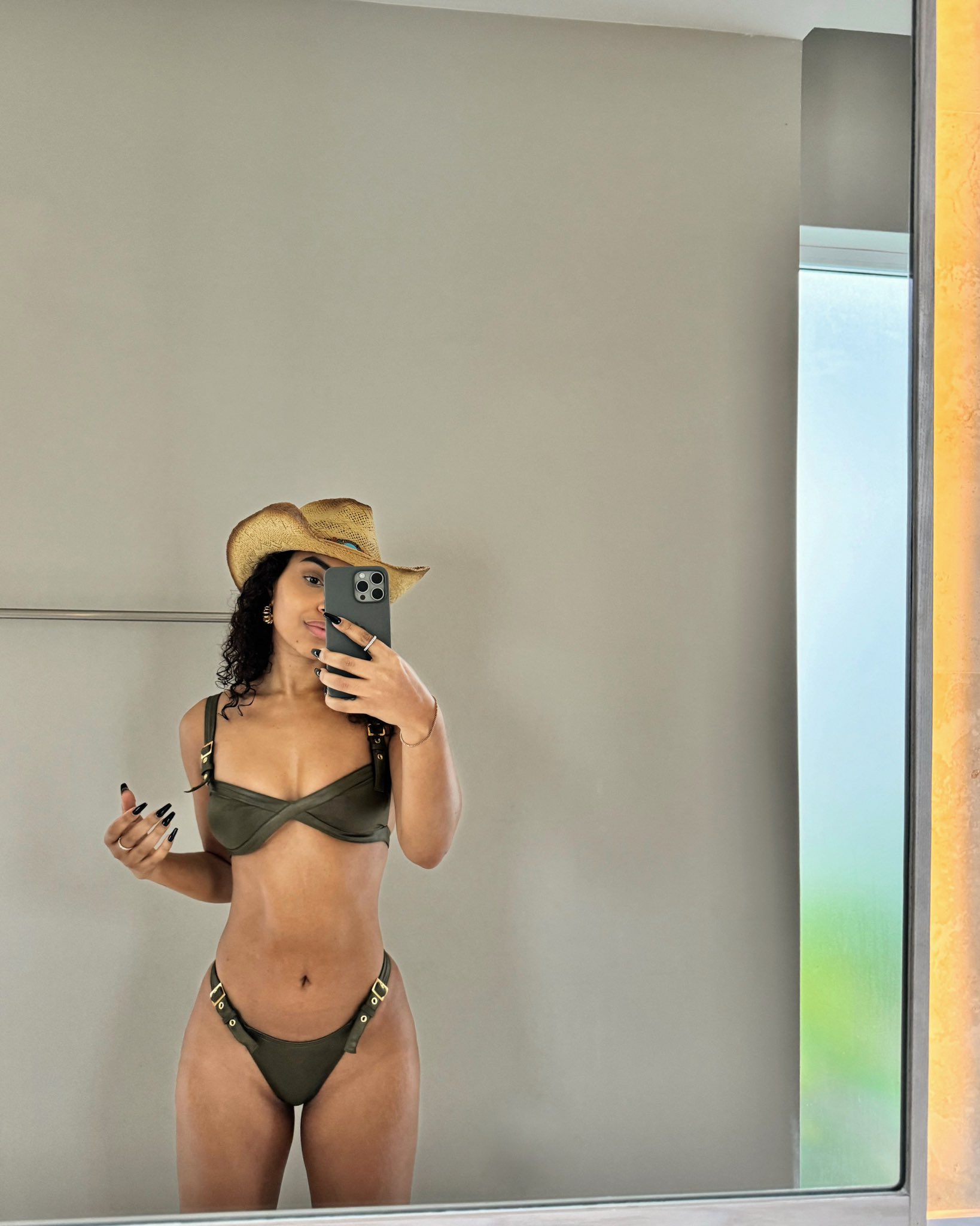 Ashley Nicole Moss @AshNicoleMoss