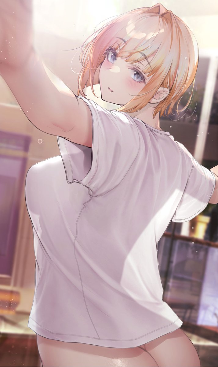 「風呂上がりに気になる男子の服を拝借し、リビングでルンルンするホームステイ中のドイ」 ゲンツキのイラスト
