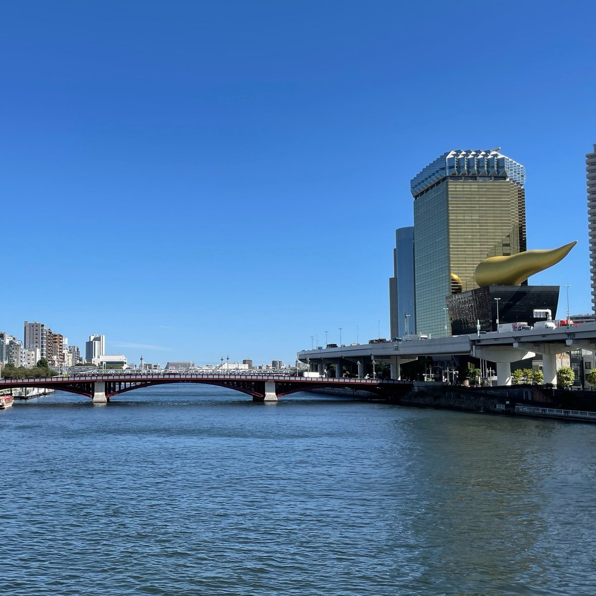 今日は雨のち曇りで寒空ですが・・ 写真は、天気の良い日の吾妻橋の様子です 日中と夜で景色がぐっと変わります。 ・青い空の下、風を感じながら ...