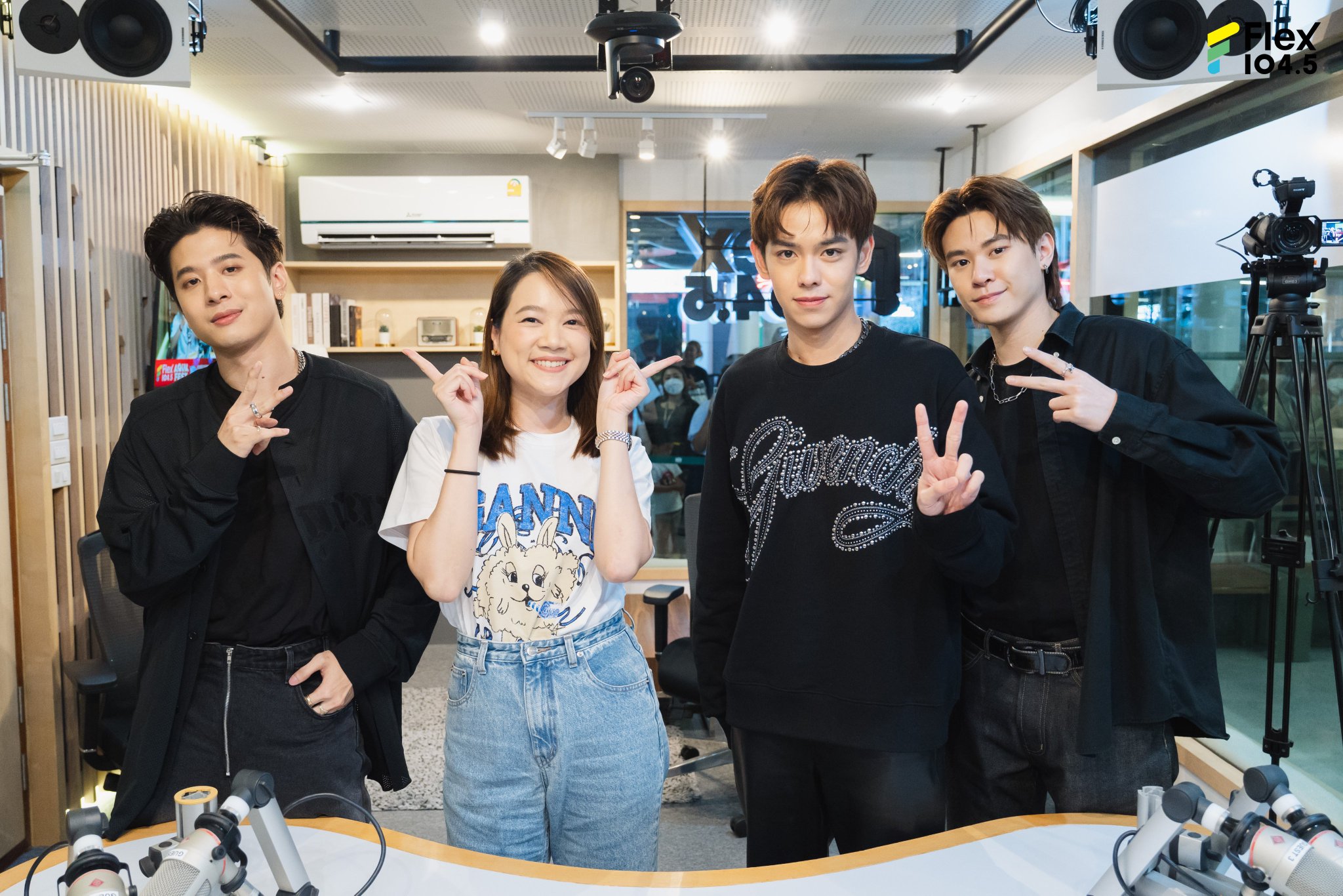 Flex 104.5 on Twitter: "แค่เห็นภาพเบื้องหลัง ก็รู้เลยว่าสนุกแน่นอน ใครพลาดสัมภาษณ์สนุกๆ ของสาม ...