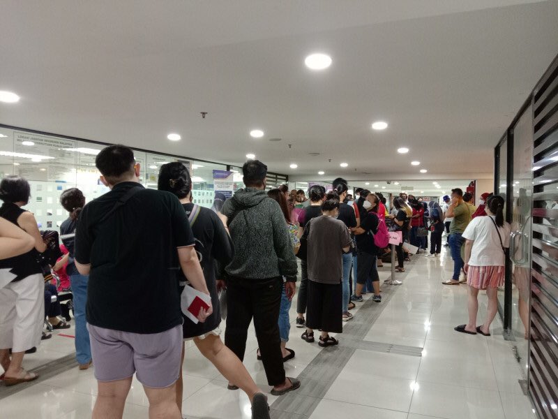 izzi berspeak now on Twitter: "BREAKING NEWS: Malaysians are queuing with the lines exceeding ...