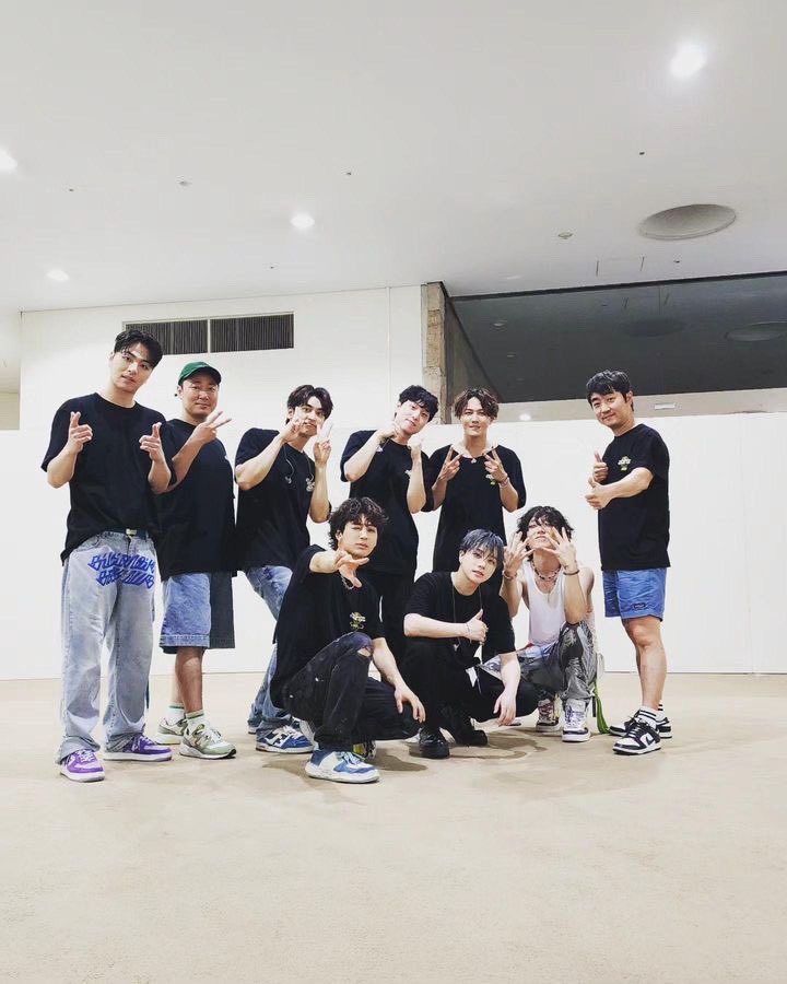 제란 on Twitter: "iKON with the band, the dancers and their managers~ TEAM iKON 🤍 https://t.co ...