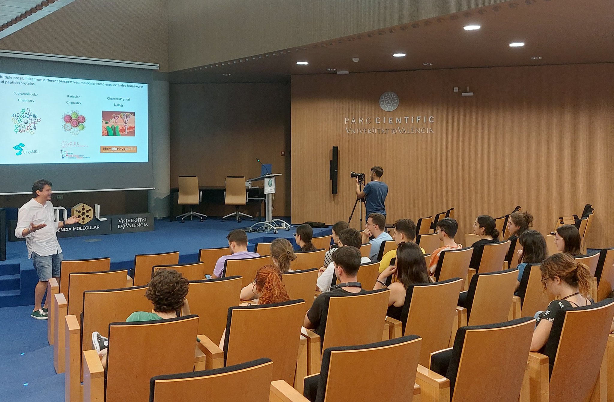 ICMol on Twitter: "Ahora mismo en el #ICMolSummerCampus El líder del grupo @FuniMat y profesor ...