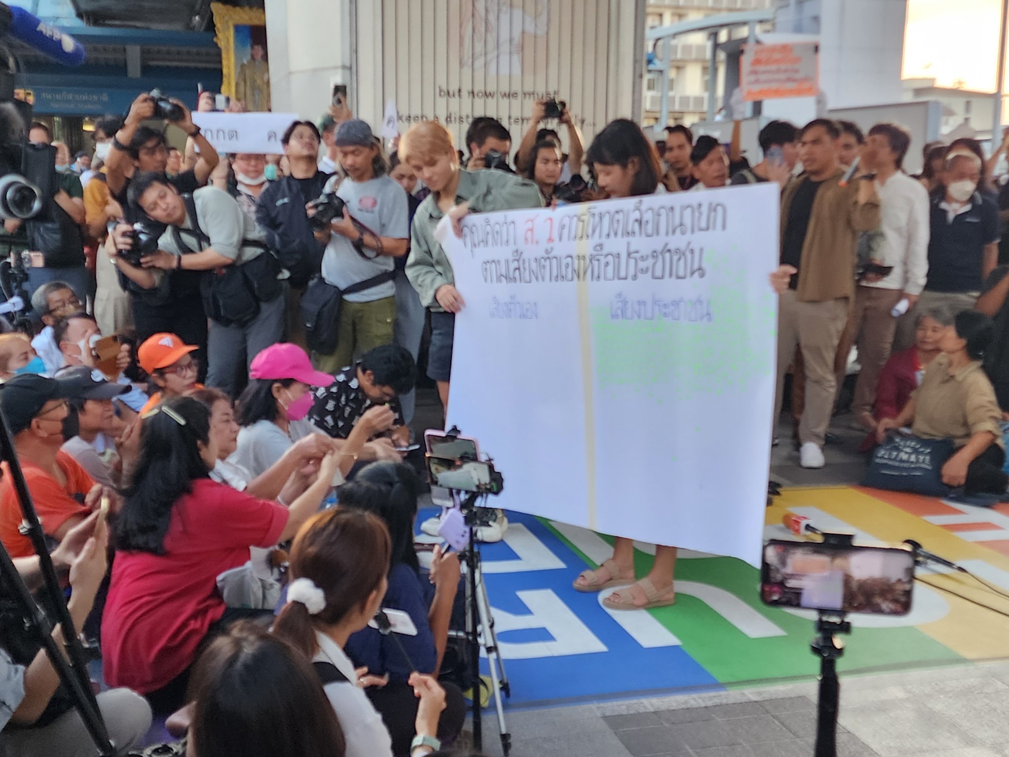 May Wong on Twitter: "#Thailand citizens downtown #Bangkok polling people with sign asking who ...