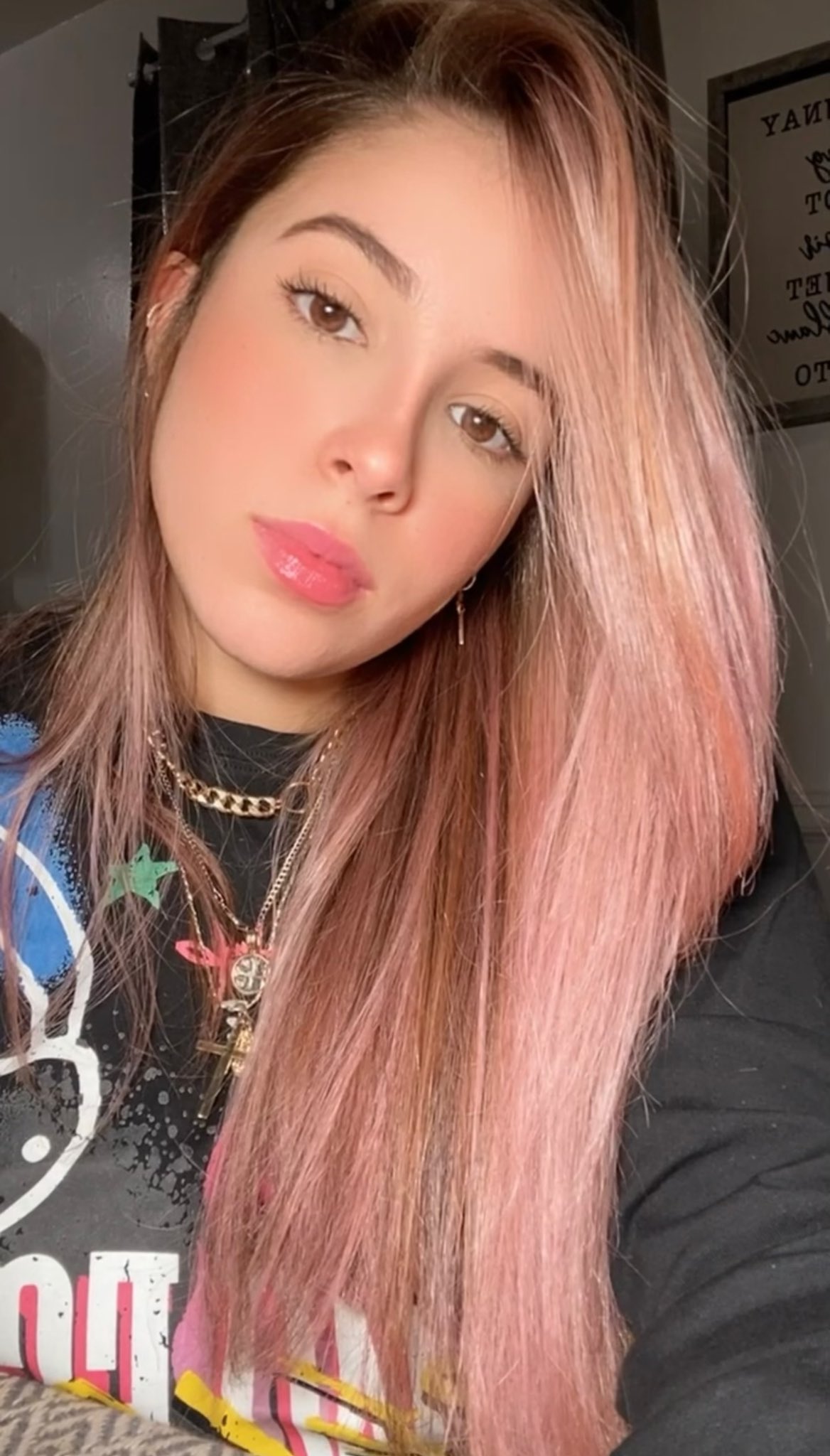 AnabelC on Twitter: "fotito vieja con el cabello rose gold🩷💛 https://t.co/go5qDgzdSW" / Twitter