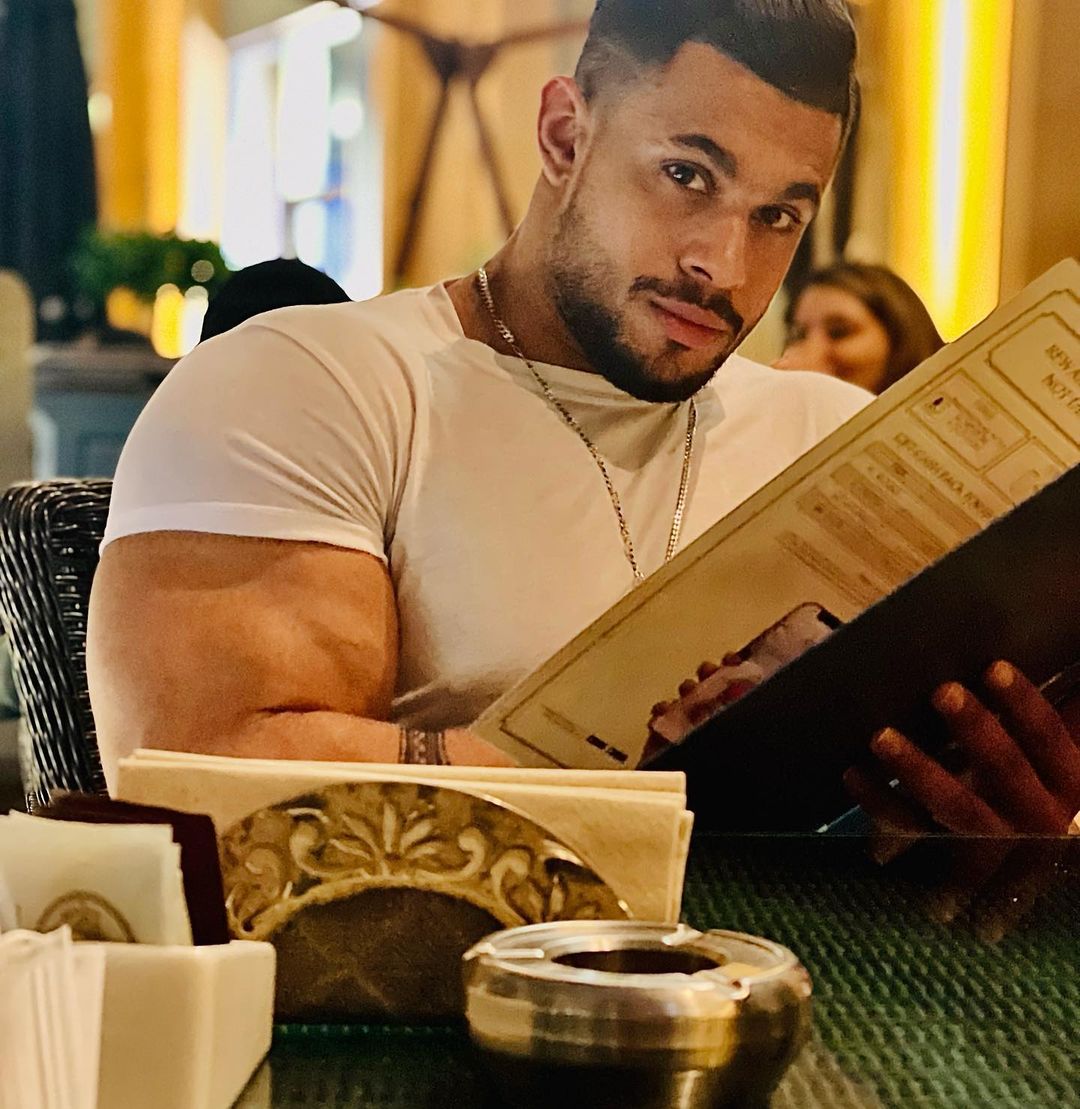 Androphile Stuff 40k on Twitter: "Date with a beefcake 🍖"