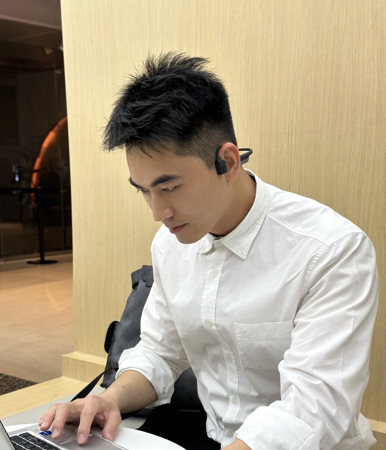 陆征 On Twitter 工作期间被同事偷拍的,都说认真工作的男人很有魅力,喜欢这样的我吗?想在办公室里激情,感觉会很刺激,有想尝试的可以私信我。