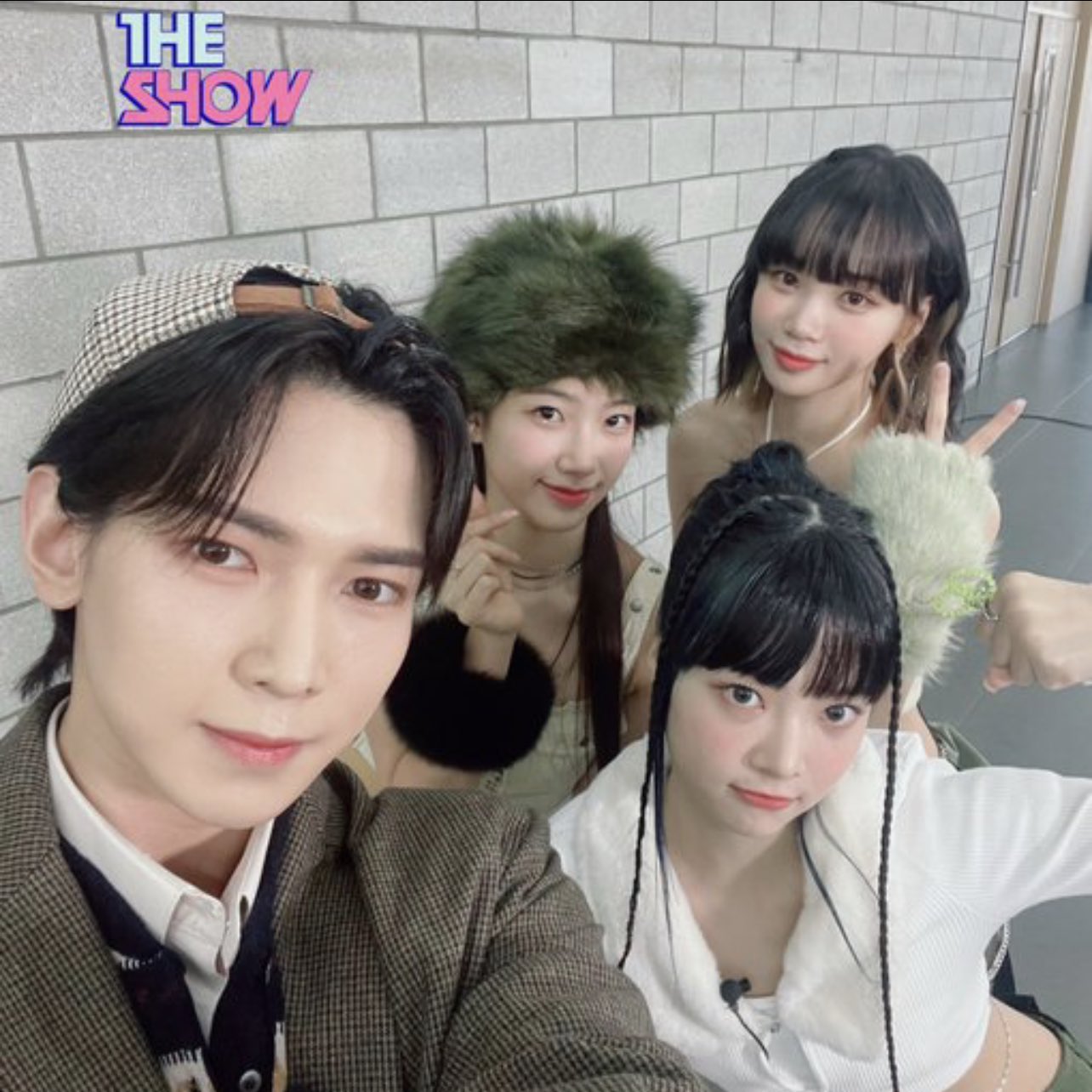 winnie ᵕ̈ on Twitter: "first sserateez interaction ever!! mc yeosang selfie with kazuha chaewon ...