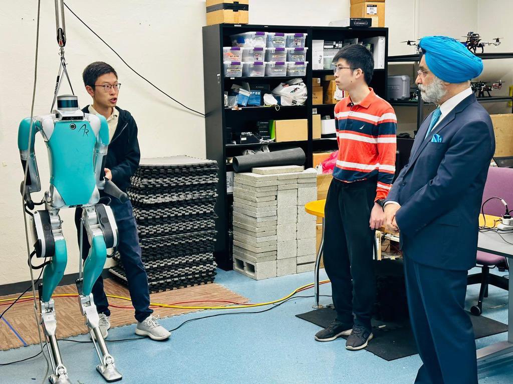 India in USA on Twitter: "RT @SandhuTaranjitS: Met Cassie, Mini Cheetah & Digit! Fascinating ...