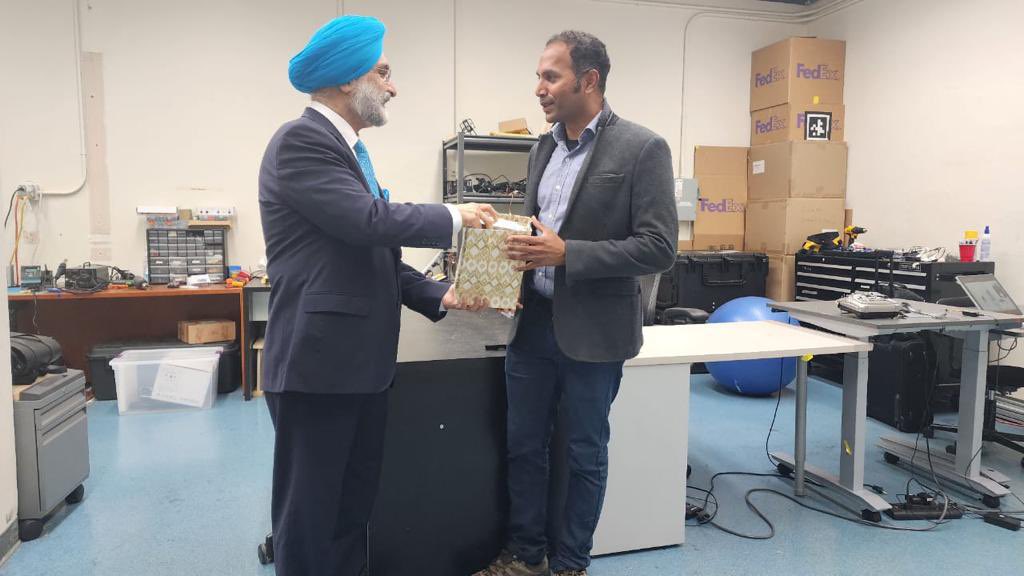 India in USA on Twitter: "RT @SandhuTaranjitS: Met Cassie, Mini Cheetah & Digit! Fascinating ...