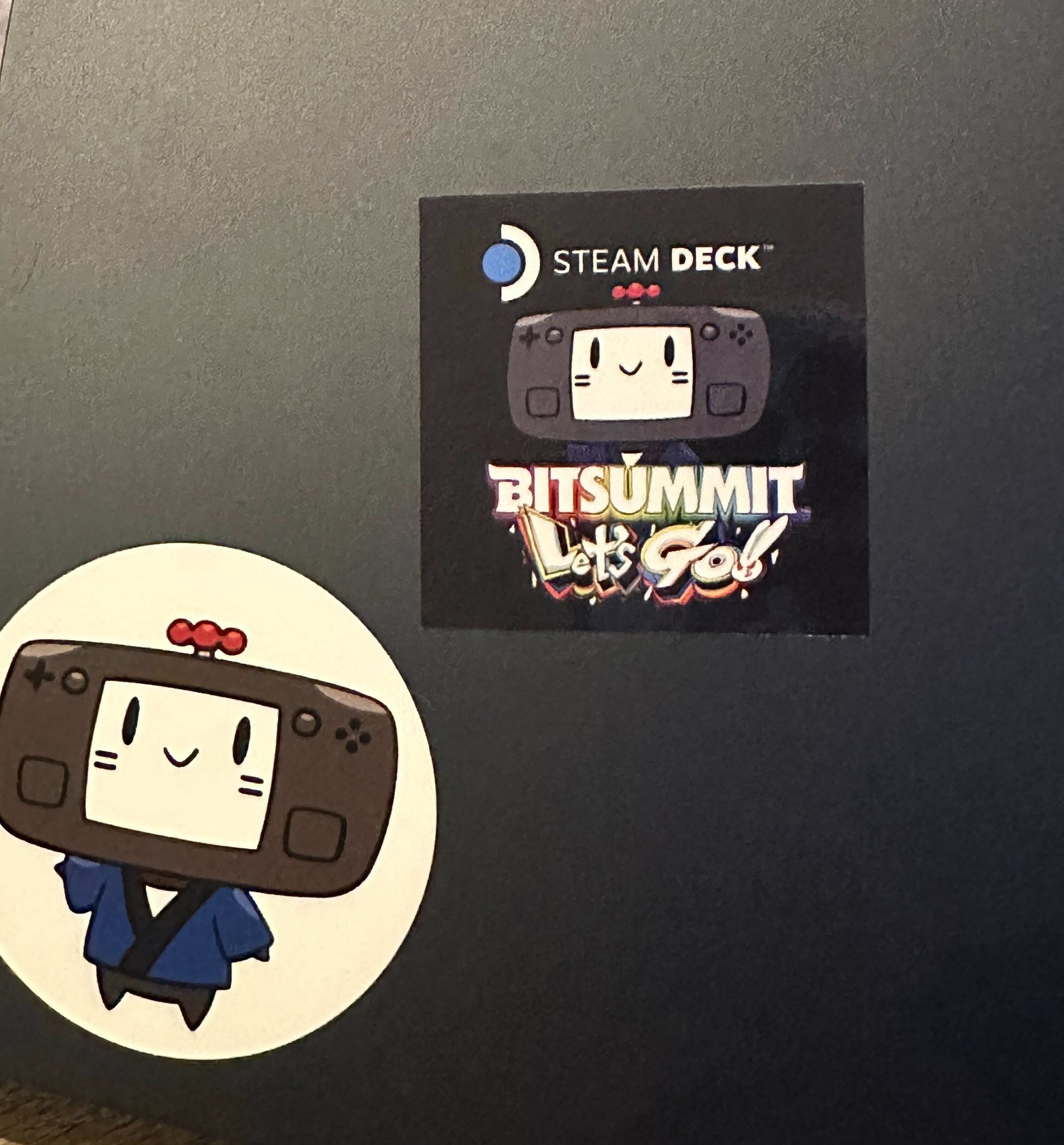 Steam Deck on Twitter: "携帯に貼るか、Steam Deckに貼るか？🤔 『Bitsummit Let’s GO!!』のSteam Deck ブース来場者様配布ステッカー ...