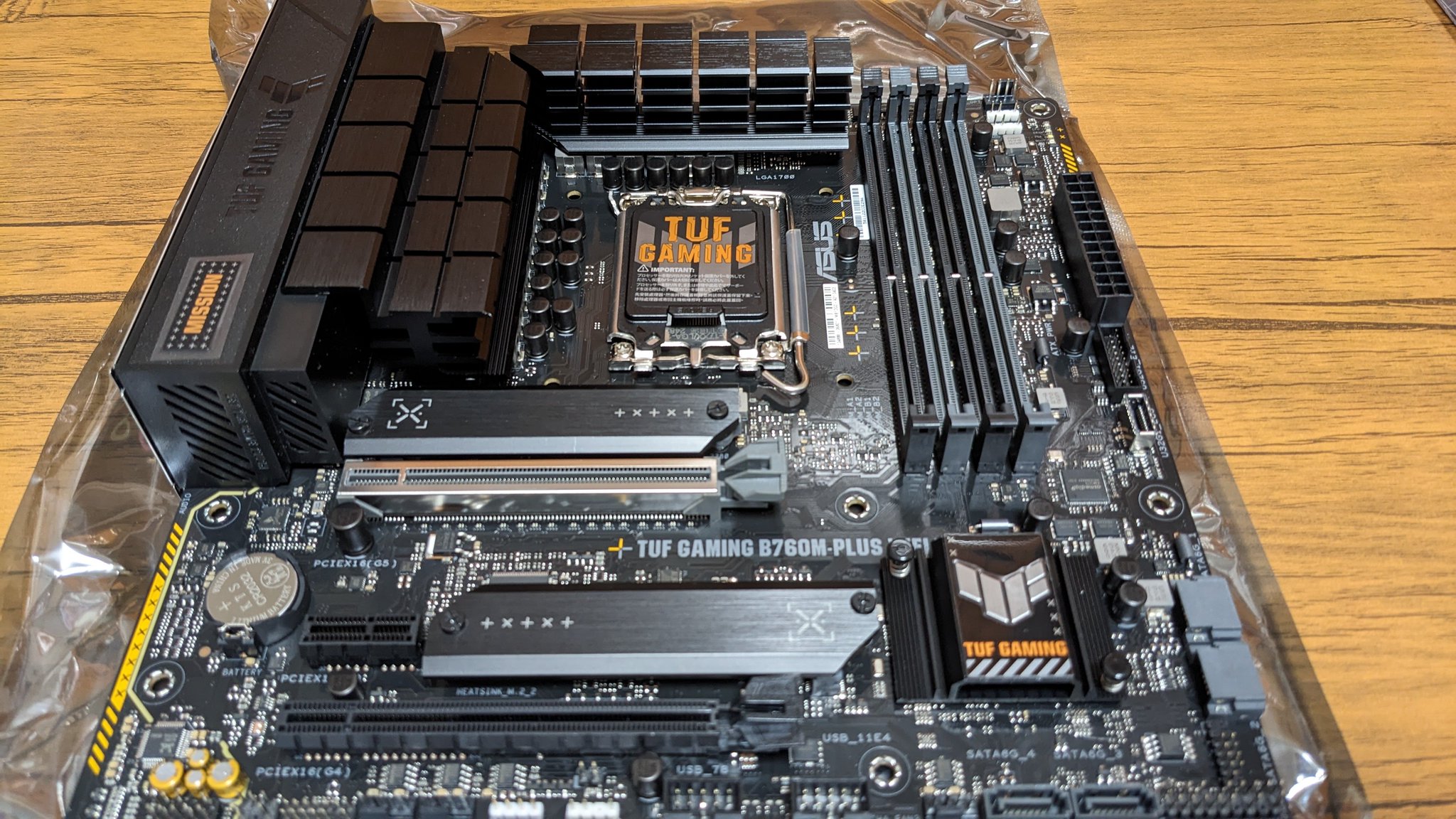 織匡俗@C102 土曜日 東ウ55b on Twitter: "朝もはよからPC組み立てです、とりあえずマザボ出したけどCPUカバーがやたらとカッコいいし謎のシールが付いている… https ...