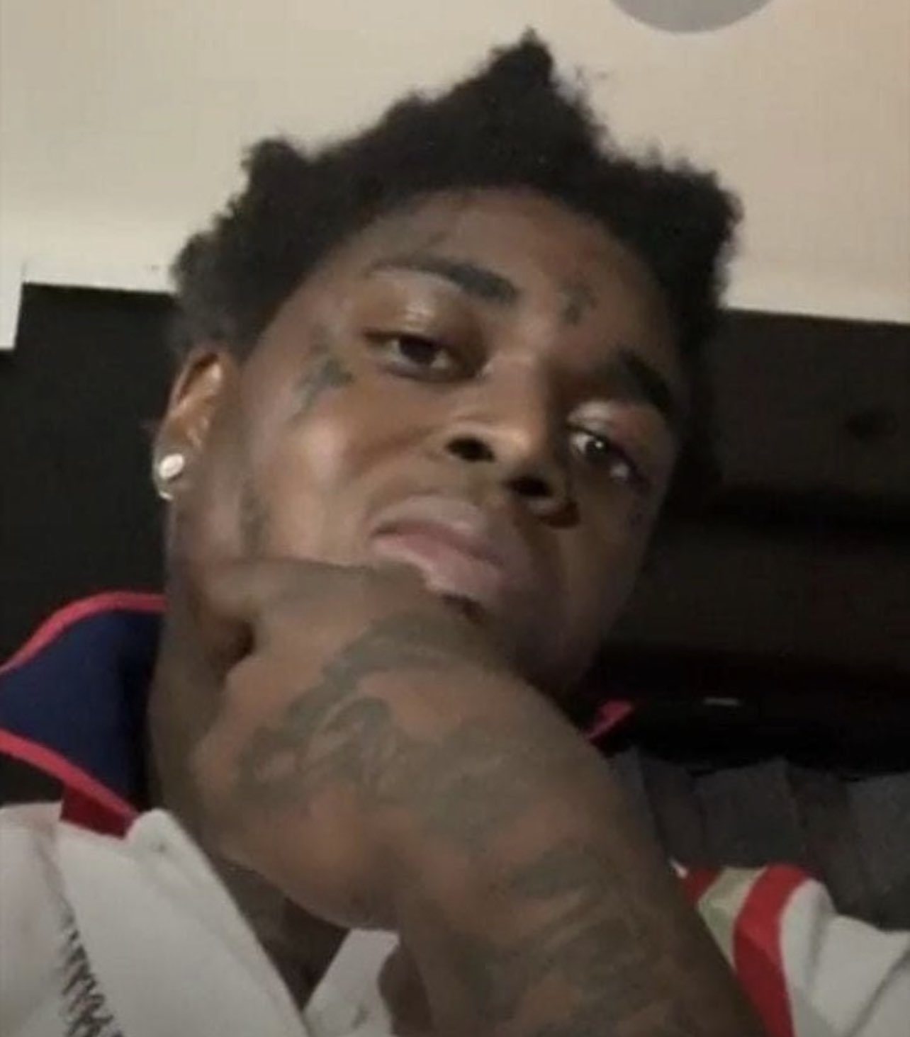 Hoodville on Twitter: "When you on FaceTime with yo girl and her lil sister say “damn how many ...