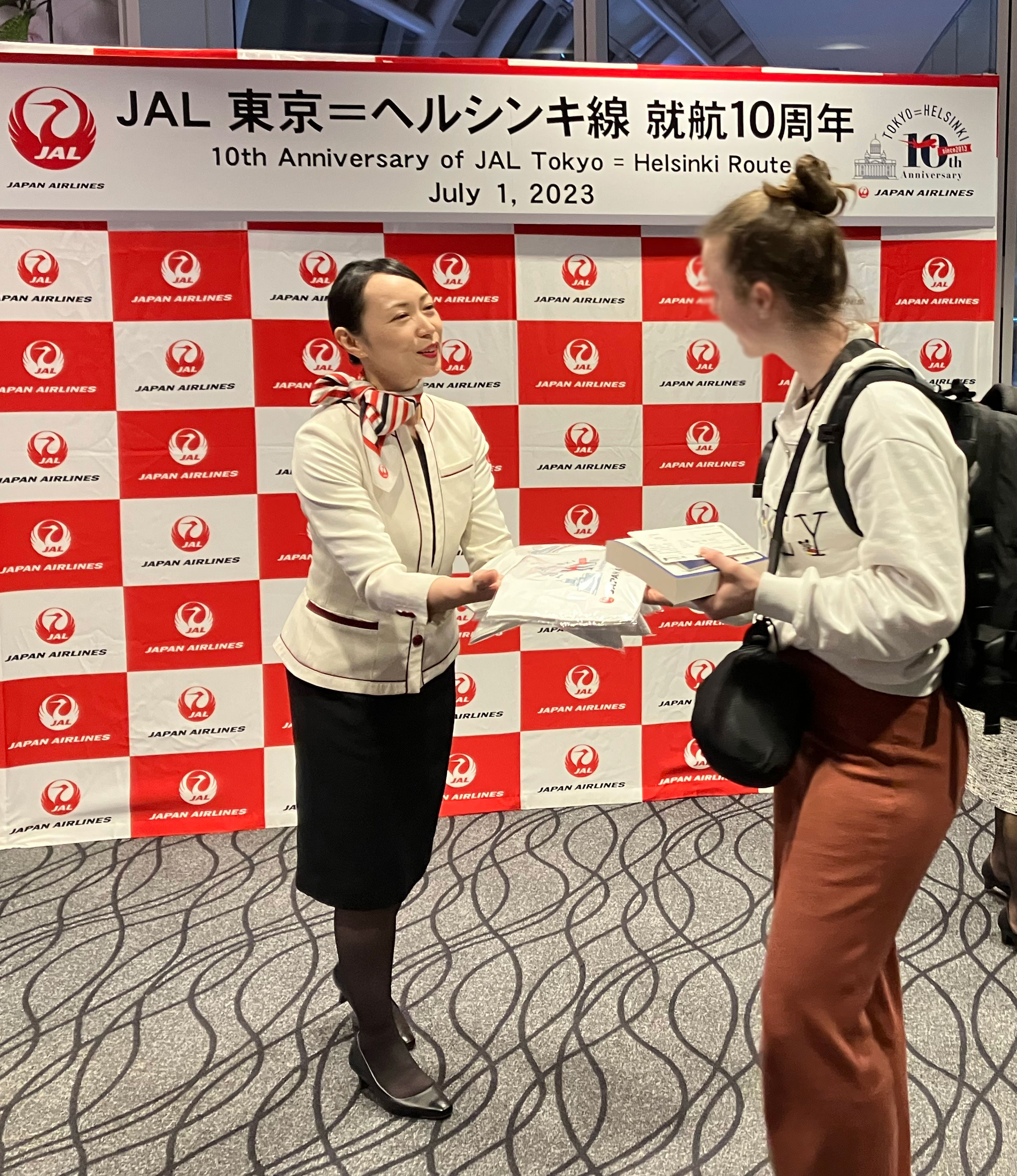 JAL's now【公式】 on Twitter: "📝お知らせ📝 #JAL のヘルシンキ線が7月1日で #就航10周年 を迎えました😊 先日 #羽田空港 出発ゲートにて、記念セレモニーを行う ...
