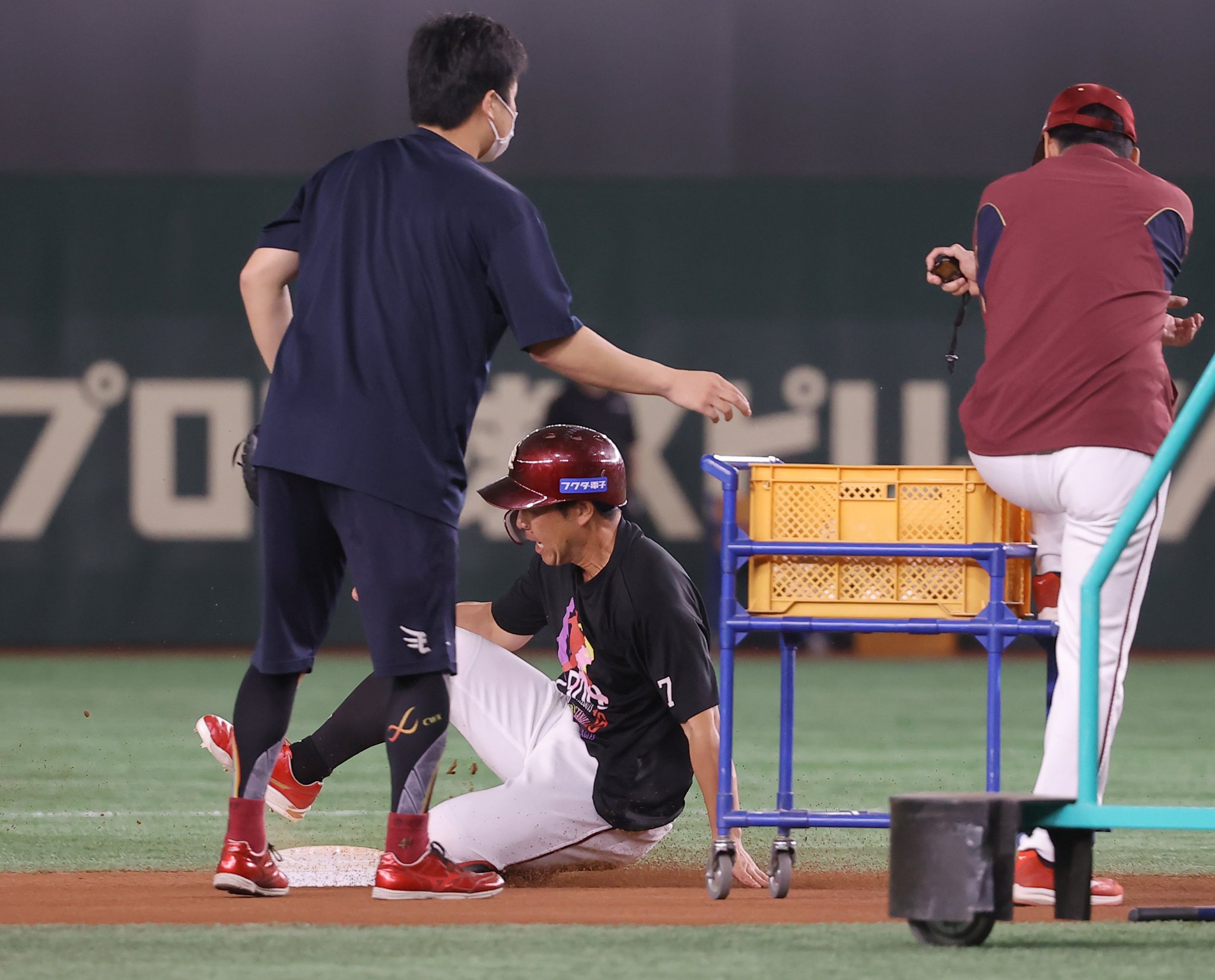 サンスポ×EAGLES on Twitter: "【楽天-オリックス】4日、走塁練習で佐竹コーチとの勝負は、今日も鈴木大地選手が勝ったようです。https://t.co/9Qx1Q9mpNq ...