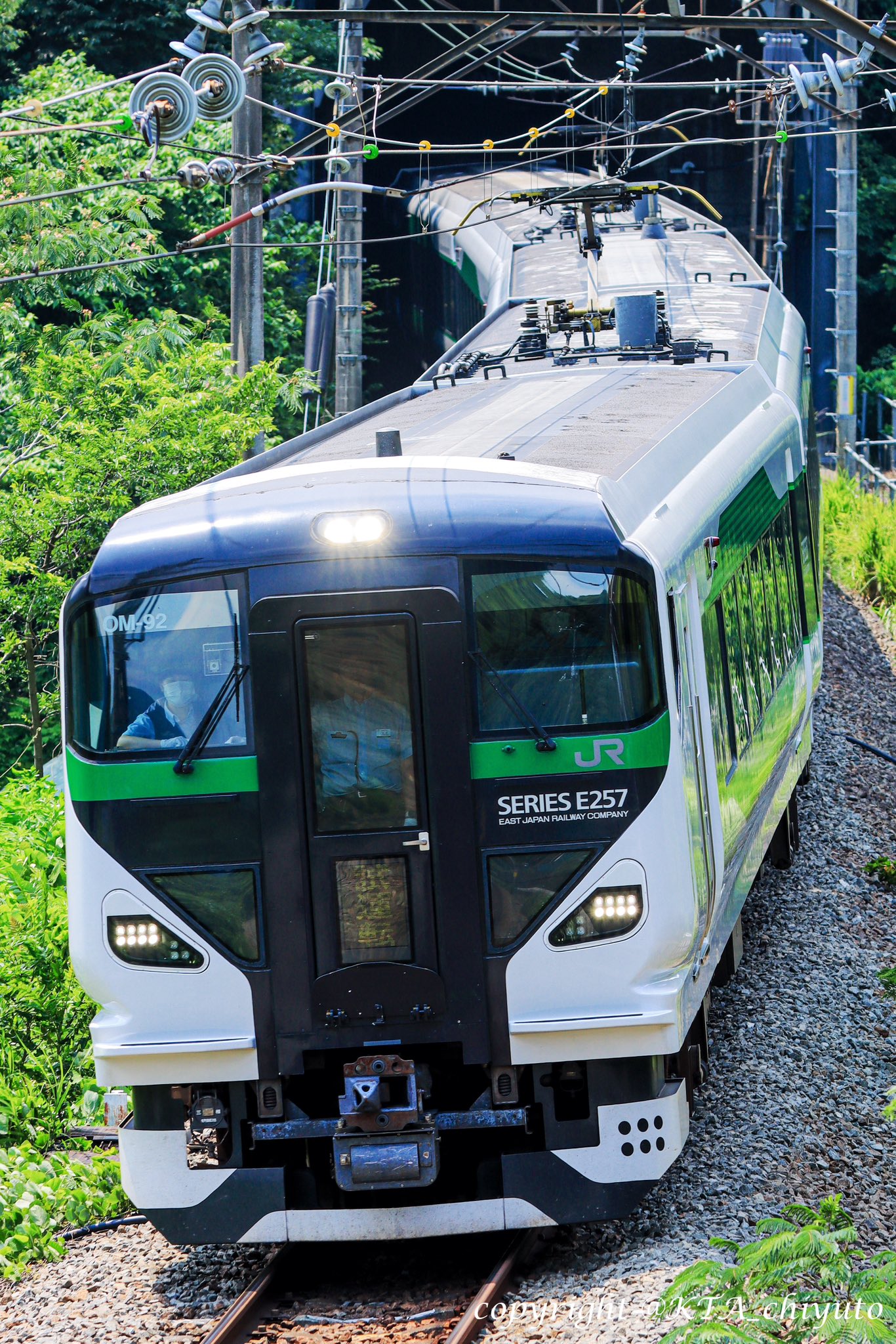 くたてつ on Twitter: "E257系5000番台 都オオOM-92編成 試9422M-試9423M 甲府運輸区乗務員訓練 ついでに緑の中を突っ走る緑の電車も。改めてこの時期に撮影する ...