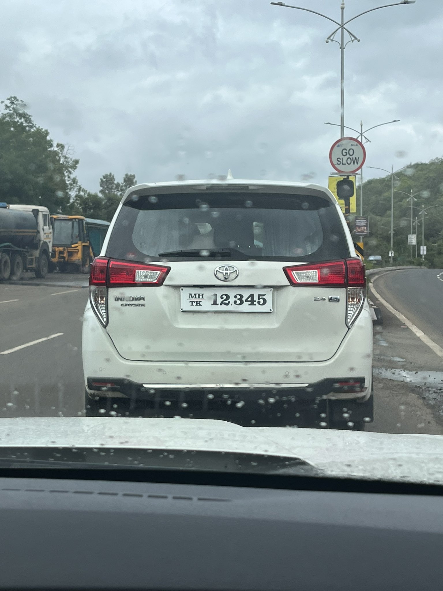 IdiotsOnIndianRoads on Twitter: "Spotted at Bhugaon Pune by @PreetAroraa 🙈 @PuneCityTraffic ...