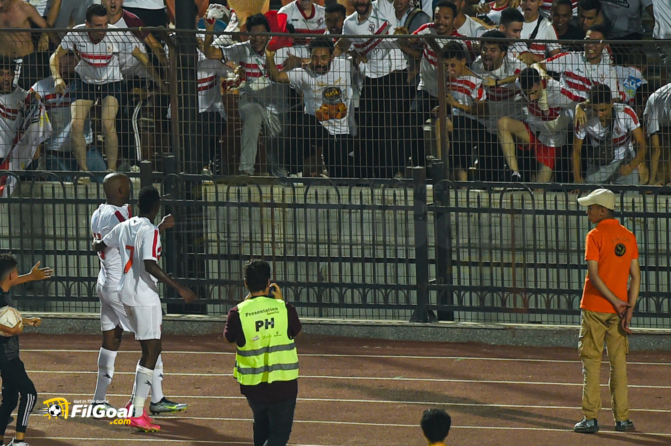 FilGoal on Twitter: "احتفال شيكابالا مع الجماهير بعد هدفه في مرمى المقاولون العرب ⚪🏟️ تصوير ...